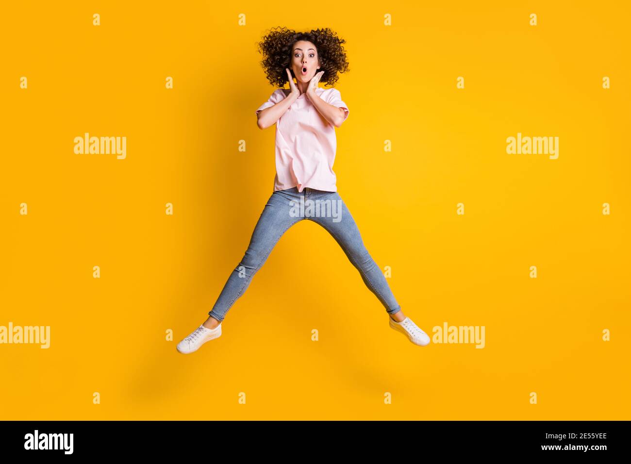 Photo portrait full body view of shocked girl spreading legs with hands ...