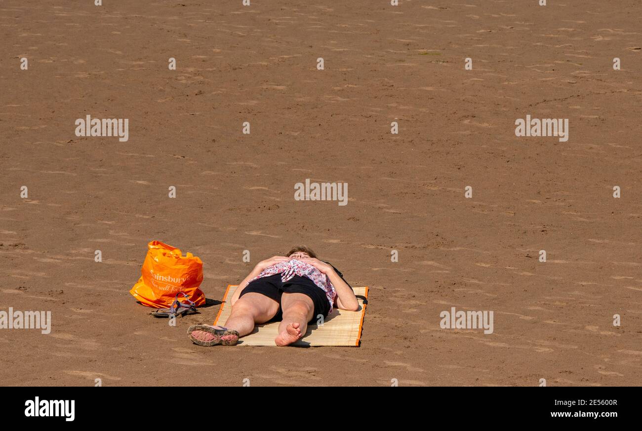 People sleeping sleeping on beach hi-res stock photography and images ...