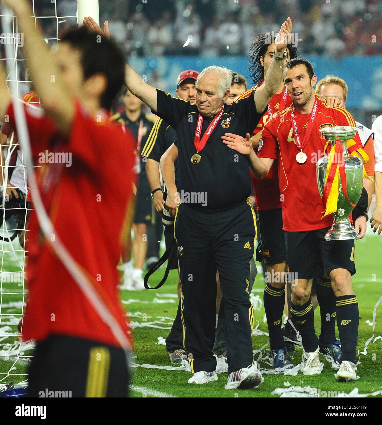 Spain's coach Luis Aragones celebrates the victory with his players ...