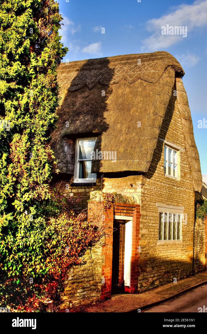 Thatched cottage repair hi-res stock photography and images - Alamy