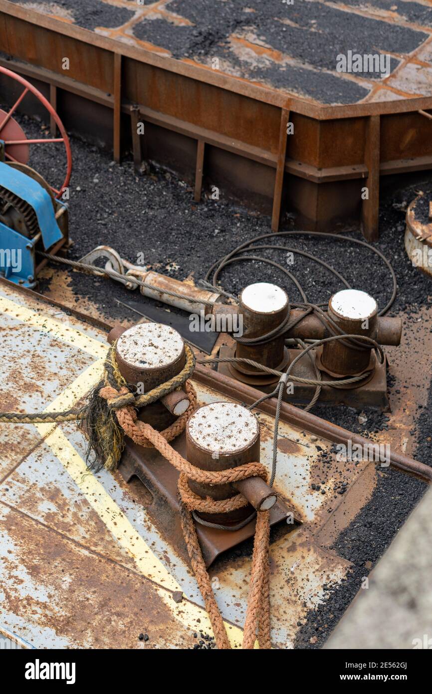 Big ropes tied to the marina Stock Photo - Alamy