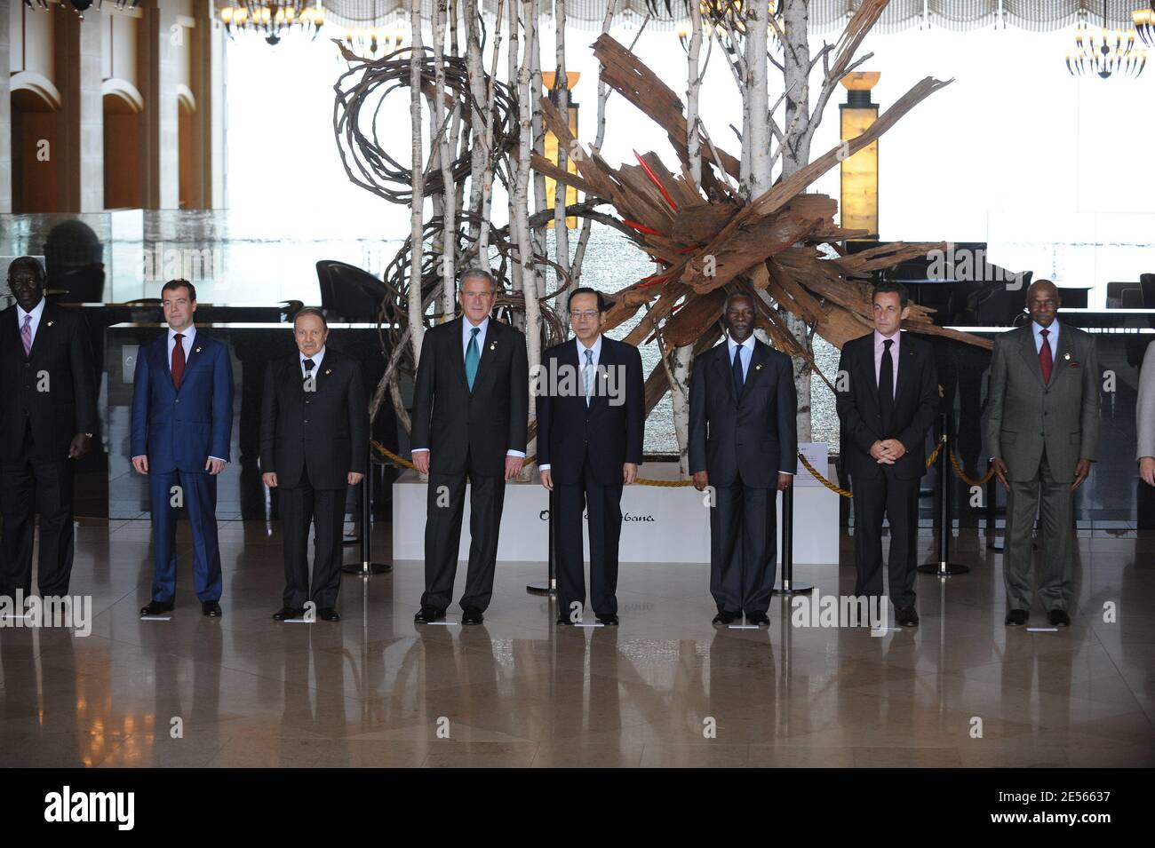 Leaders gather g8 japan summit hi-res stock photography and images - Alamy