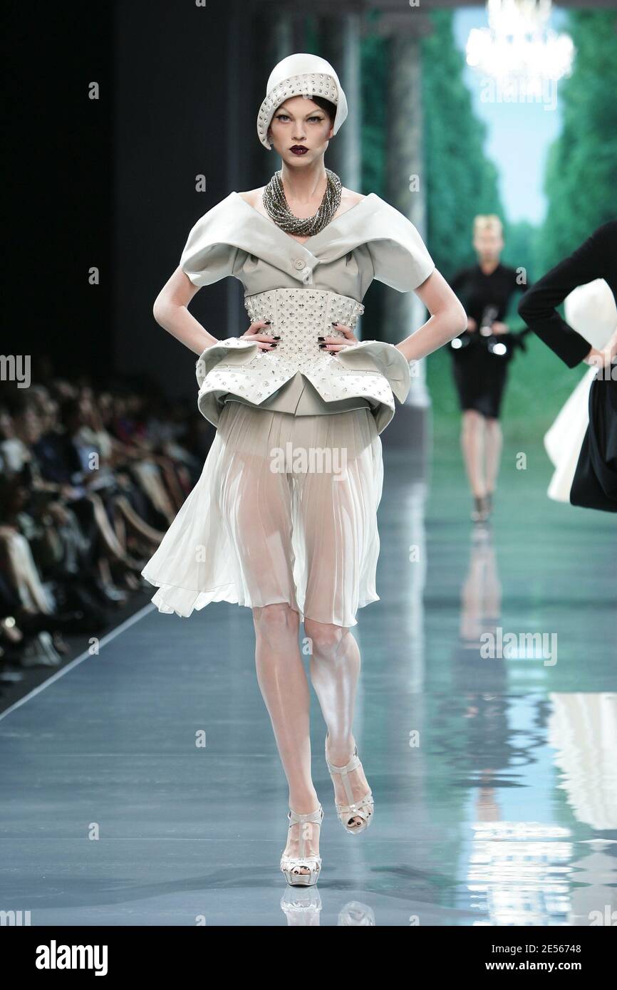 John galliano for dior fall winter 2008 2009 hi-res stock photography and images - Alamy