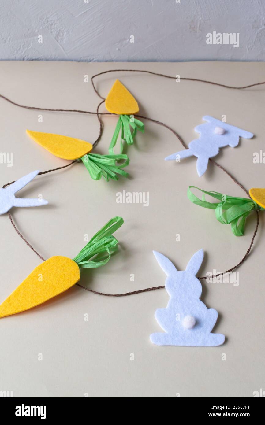 How to make an Easter garland of rabbits and carrots with your own ...