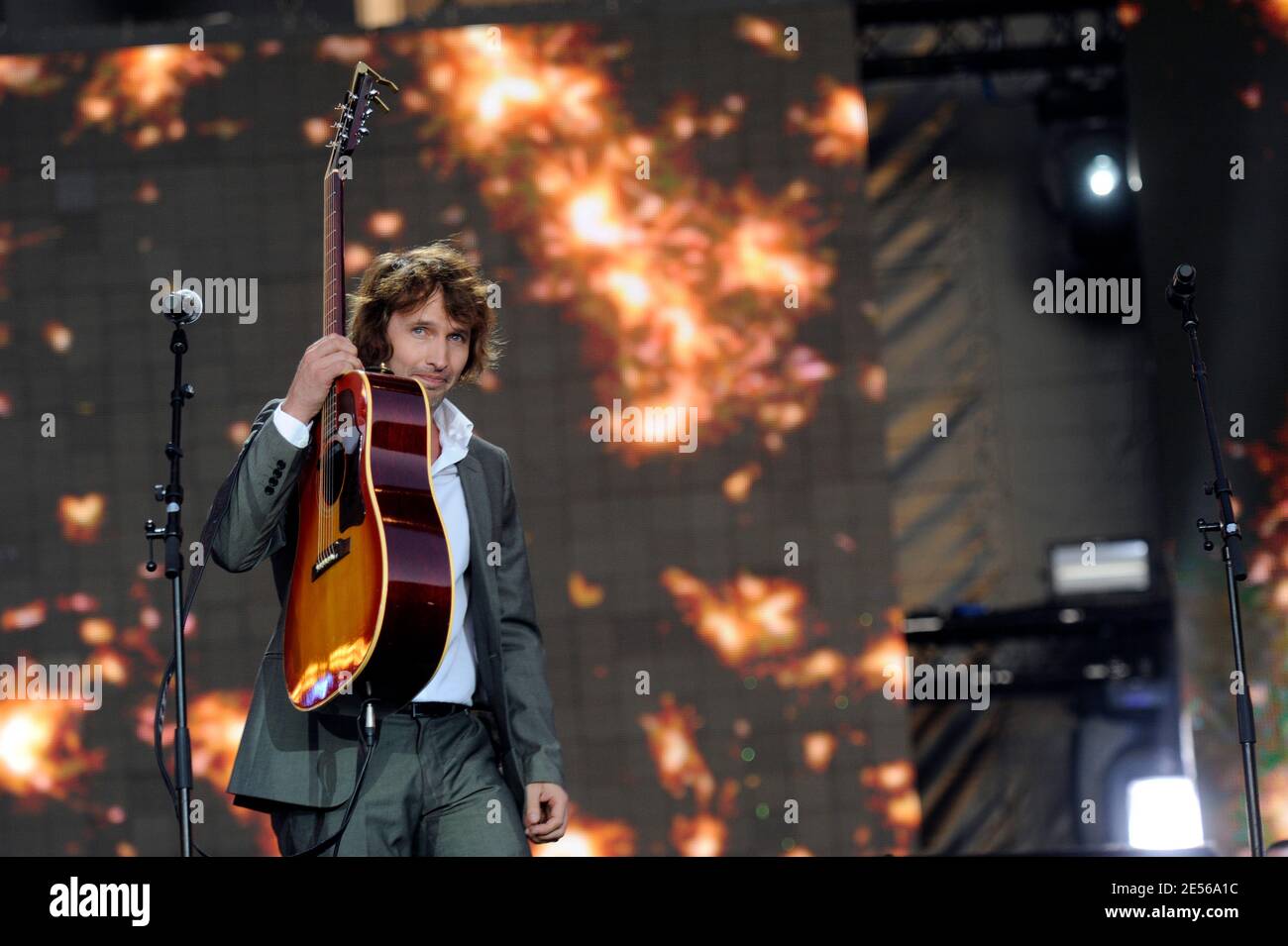 James blunt chanter hi-res stock photography and images - Alamy