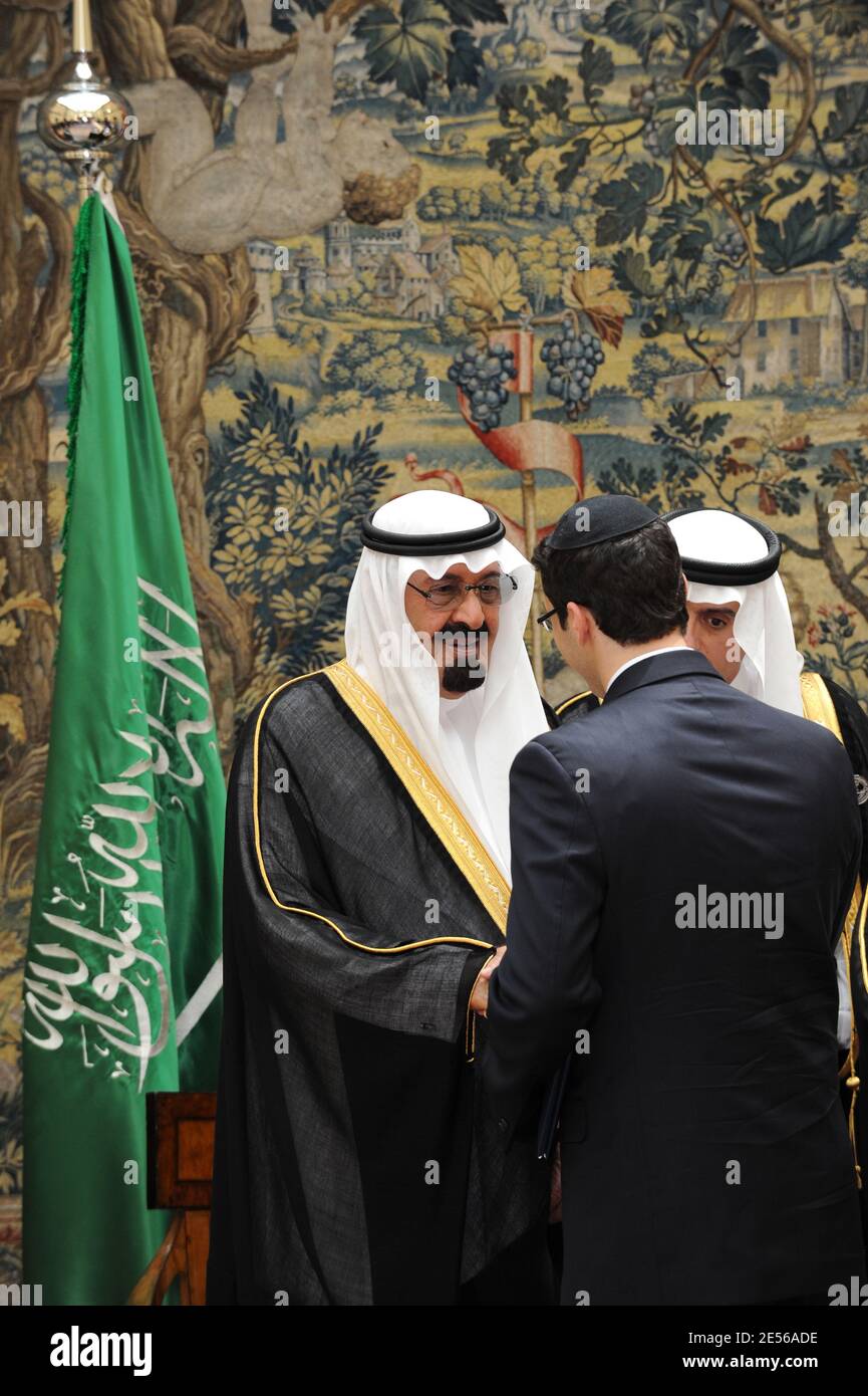 Rabbi shakes hands with muslim hi-res stock photography and images - Alamy