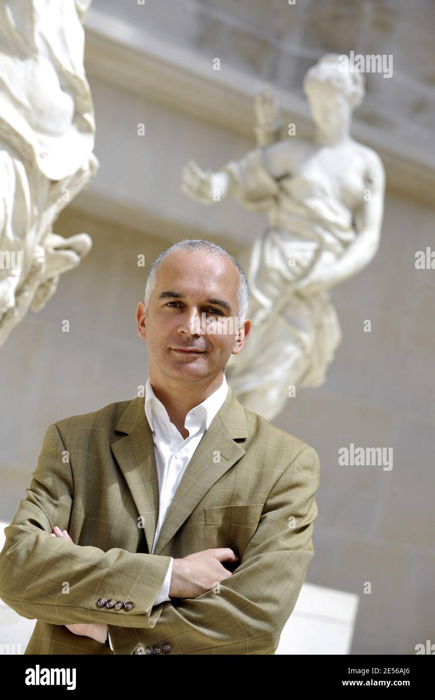 Stephane Coviaux, professeur et conferencier au Musee du Louvre a Paris ...
