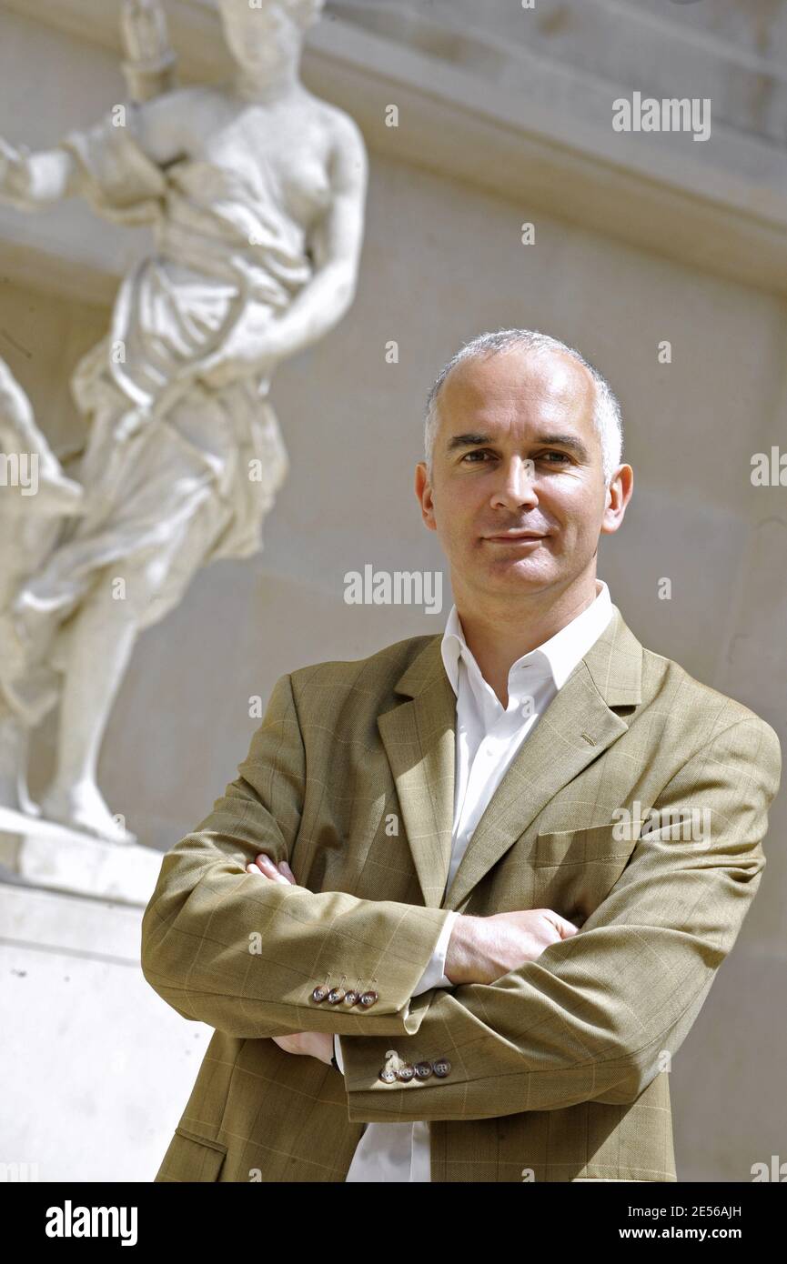 Stephane Coviaux, professeur et conferencier au Musee du Louvre a Paris ...