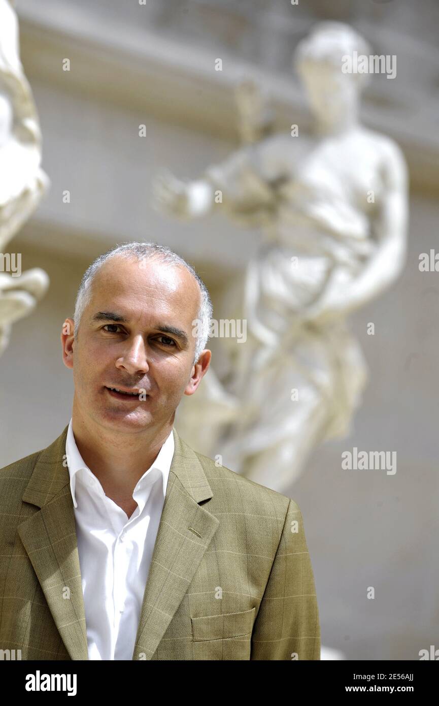 Stephane Coviaux, professeur et conferencier au Musee du Louvre a Paris ...