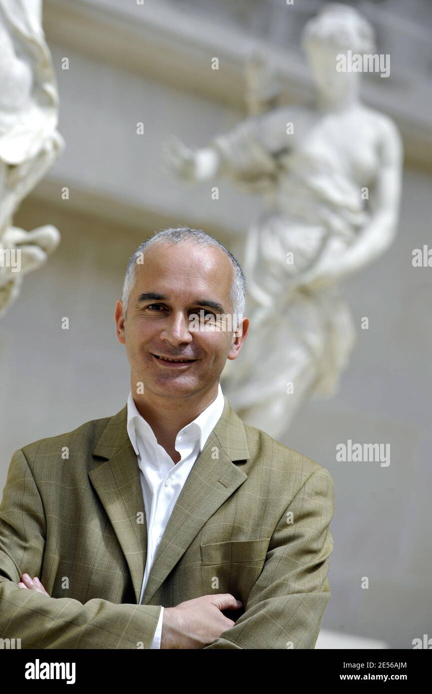 Stephane Coviaux, professeur et conferencier au Musee du Louvre a Paris ...