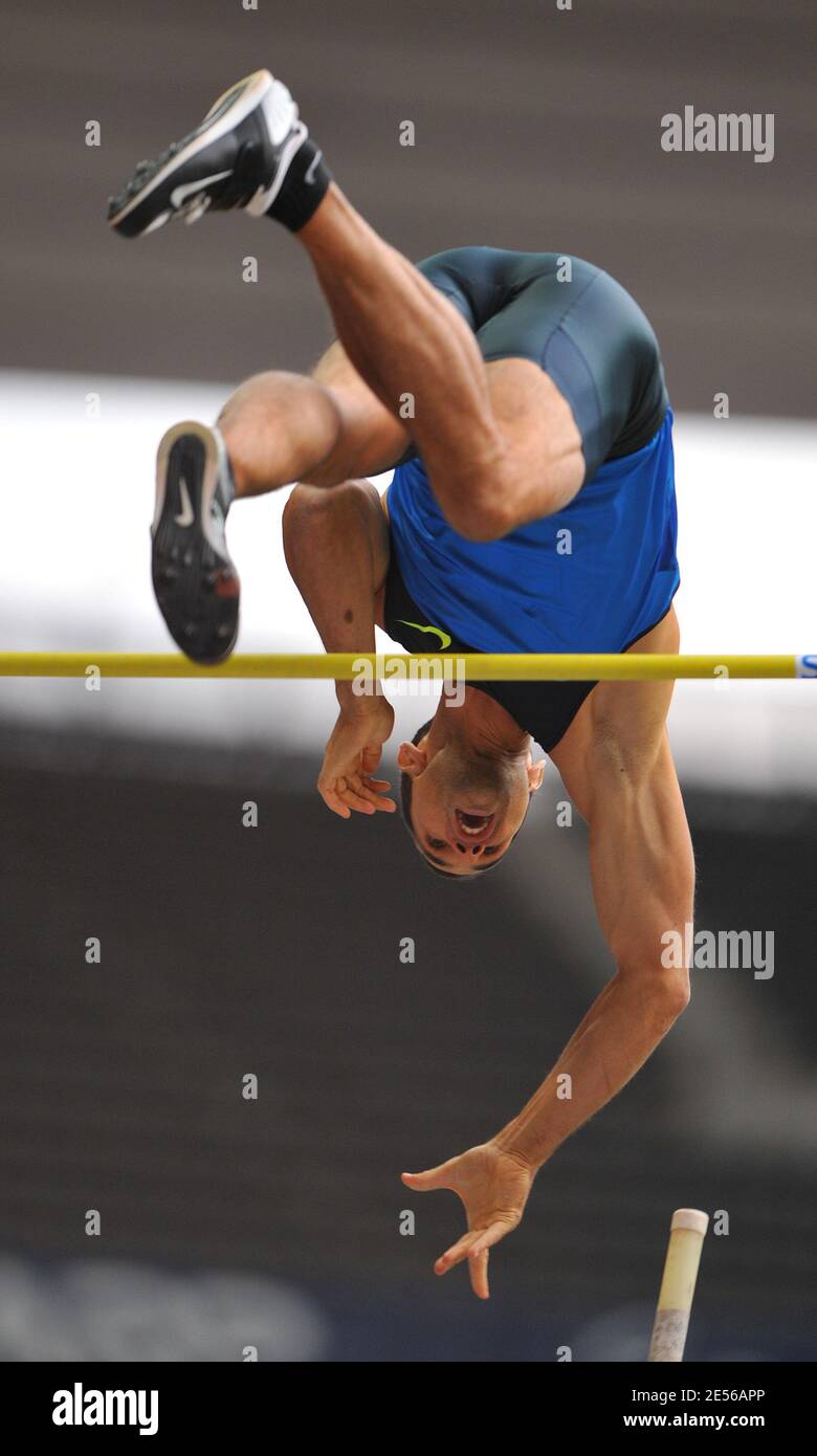 France's Romain Mesnil competes on men's pole vault during the ...