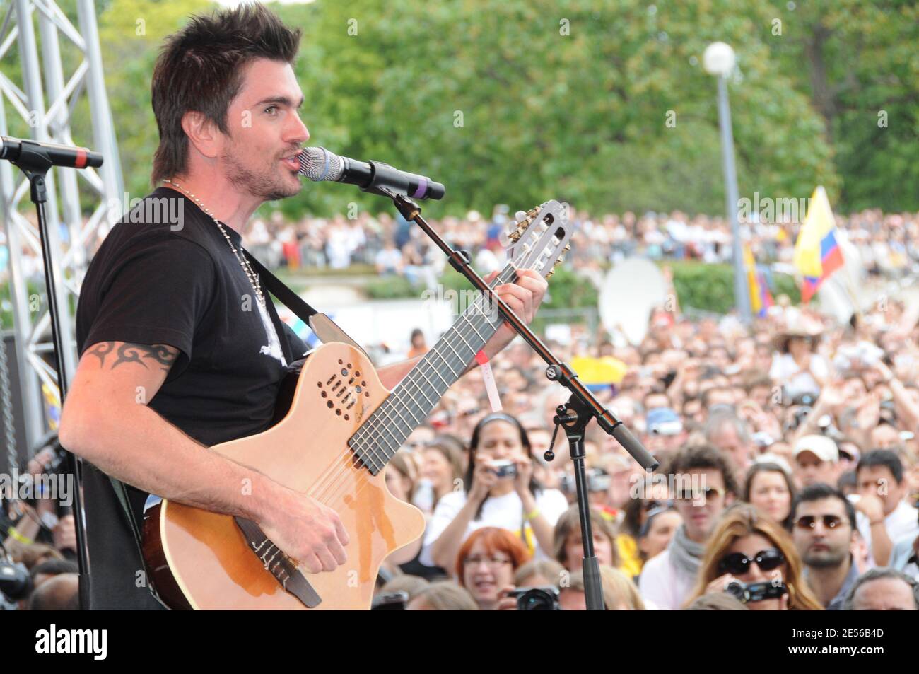 Singer juanes hi-res stock photography and images - Alamy