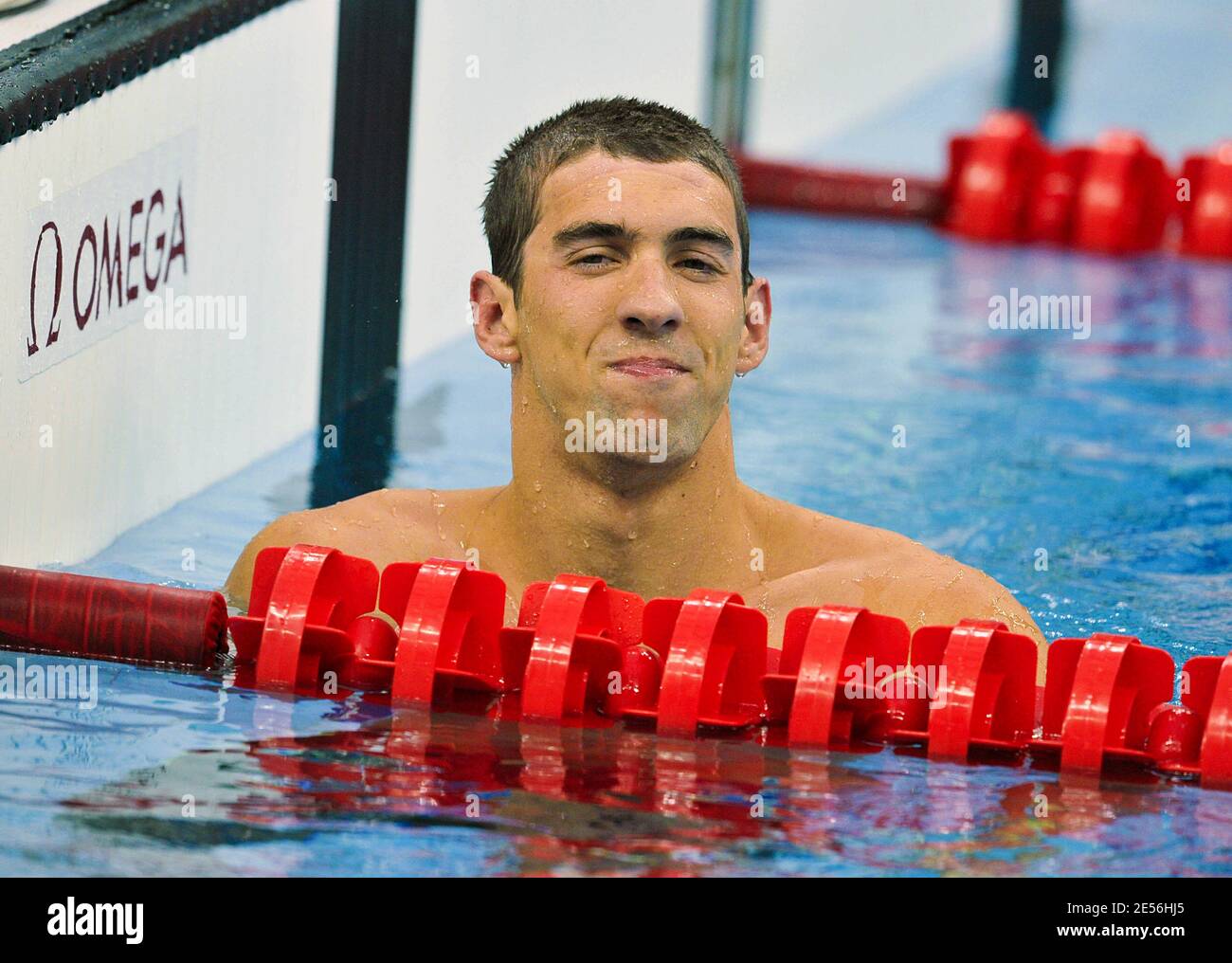 Michael phelps with gold medal beijing hi-res stock photography and ...
