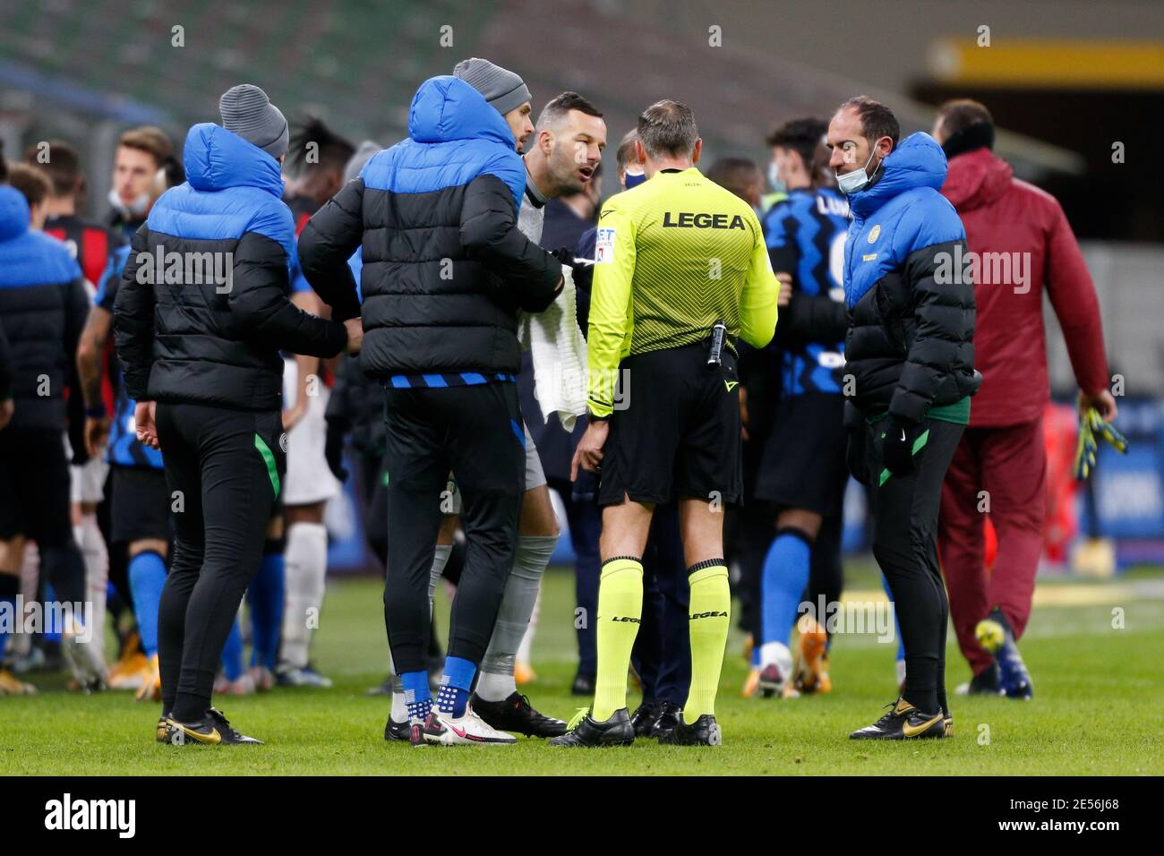 Referee red card dispute hi-res stock photography and images - Alamy