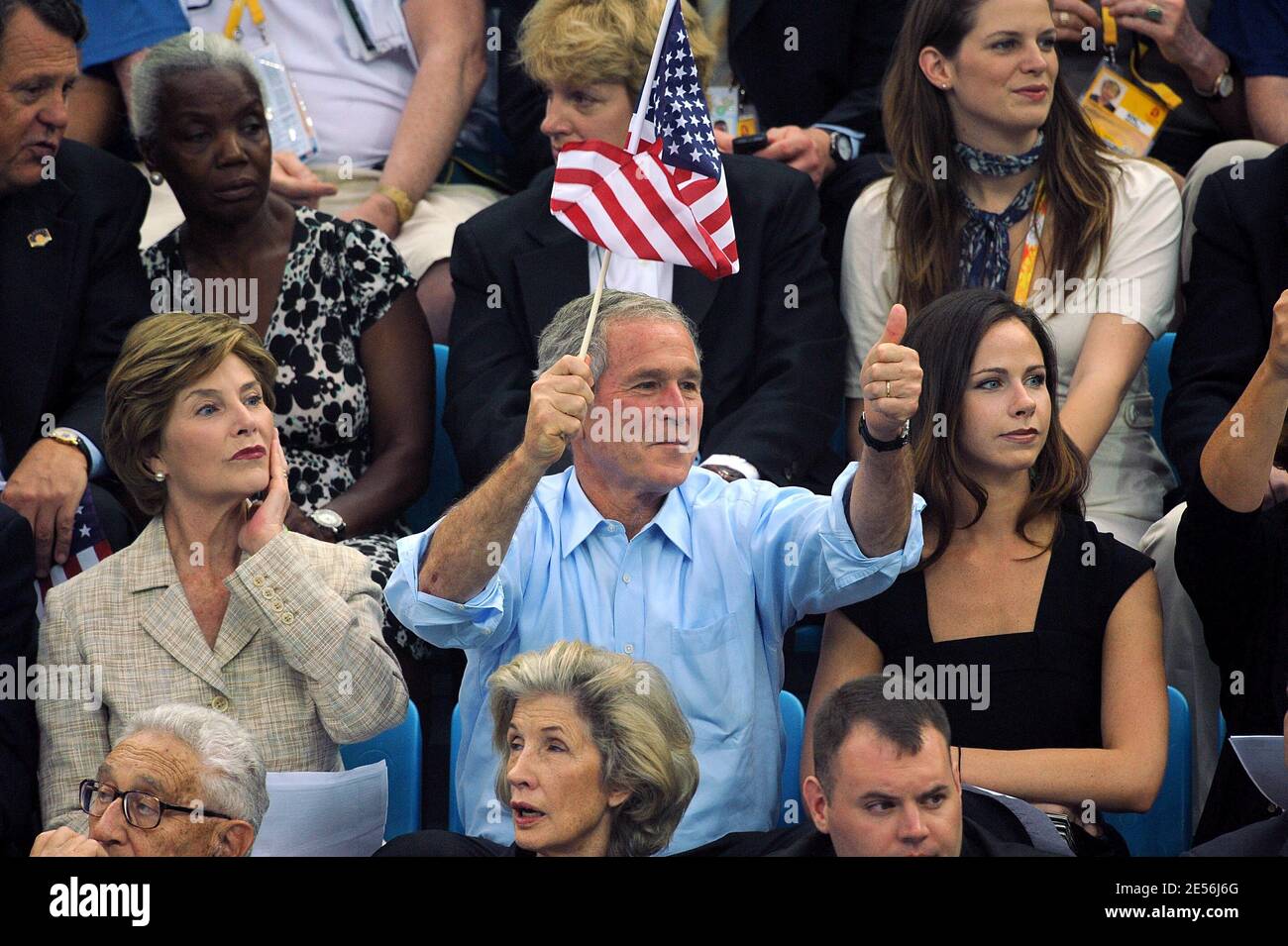Us president george bush with his wife laura daughter barbara hi-res ...