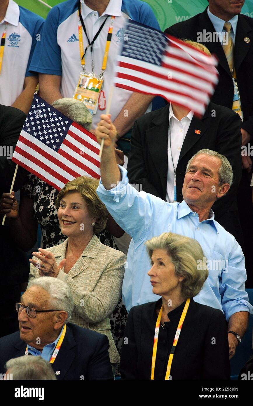 Us president george bush with his wife laura daughter barbara hi-res ...
