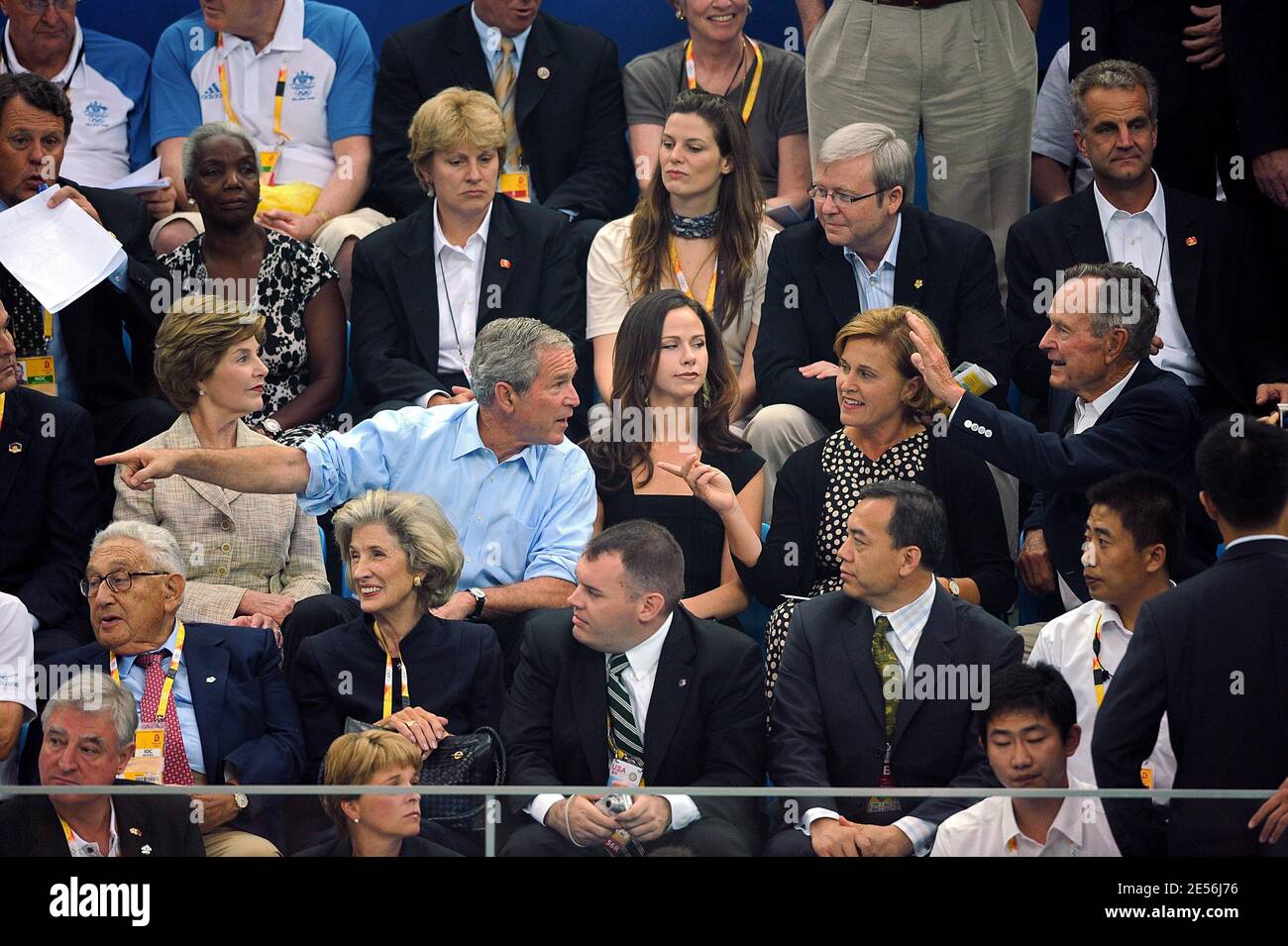 Us president george bush with his wife laura daughter barbara hi-res ...
