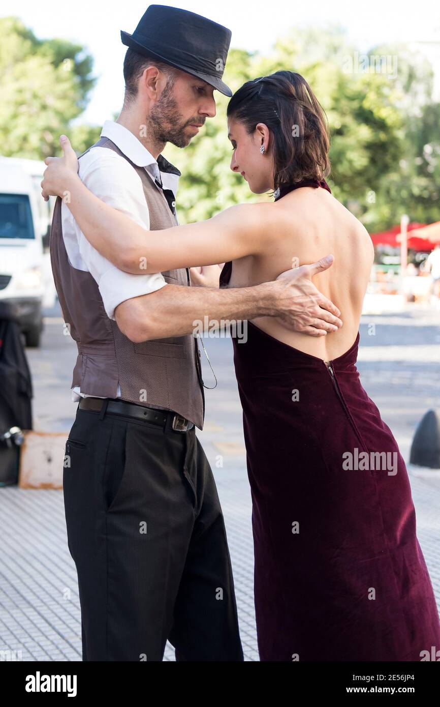 Man woman dancing street dancing hi-res stock photography and images ...