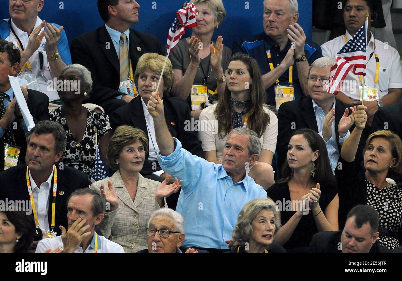 Us president george bush with his wife laura daughter barbara hi-res ...