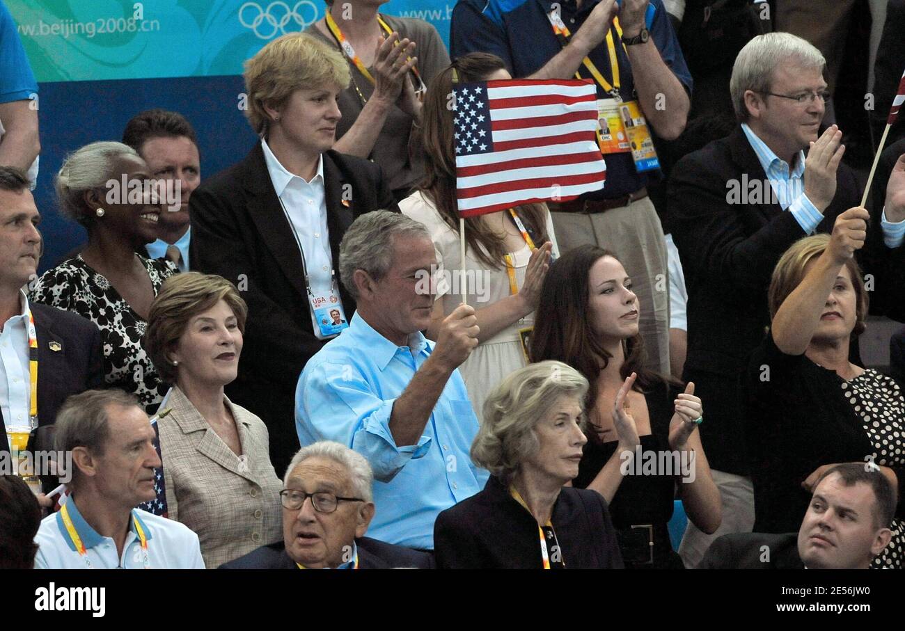 Us president george bush with his wife laura daughter barbara hi-res ...