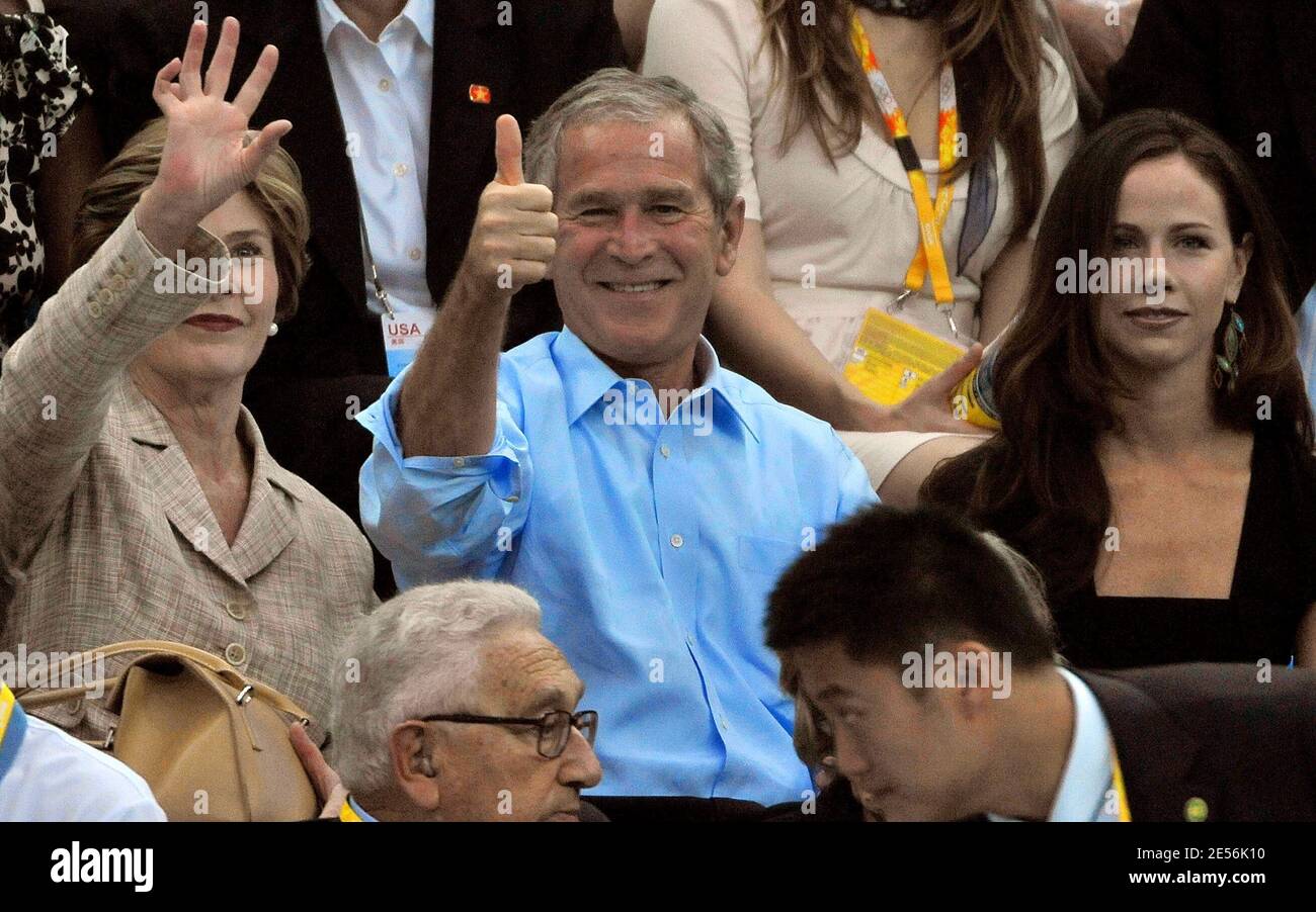 Us president george bush swimming hi-res stock photography and images ...