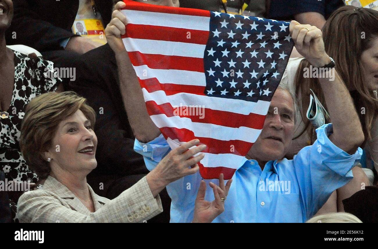 Us president george bush swimming hi-res stock photography and images ...