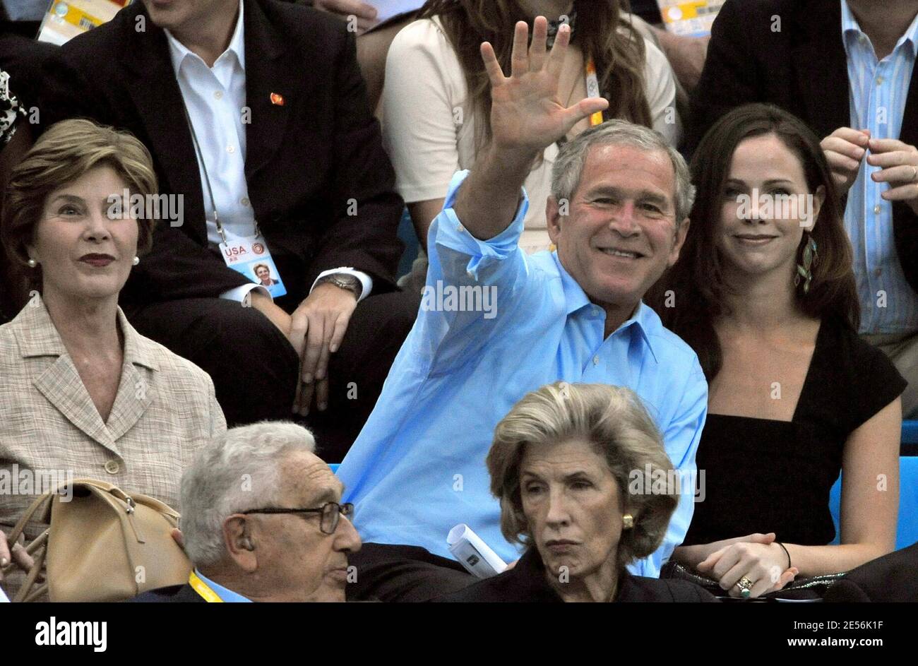 Us president george bush swimming hi-res stock photography and images ...