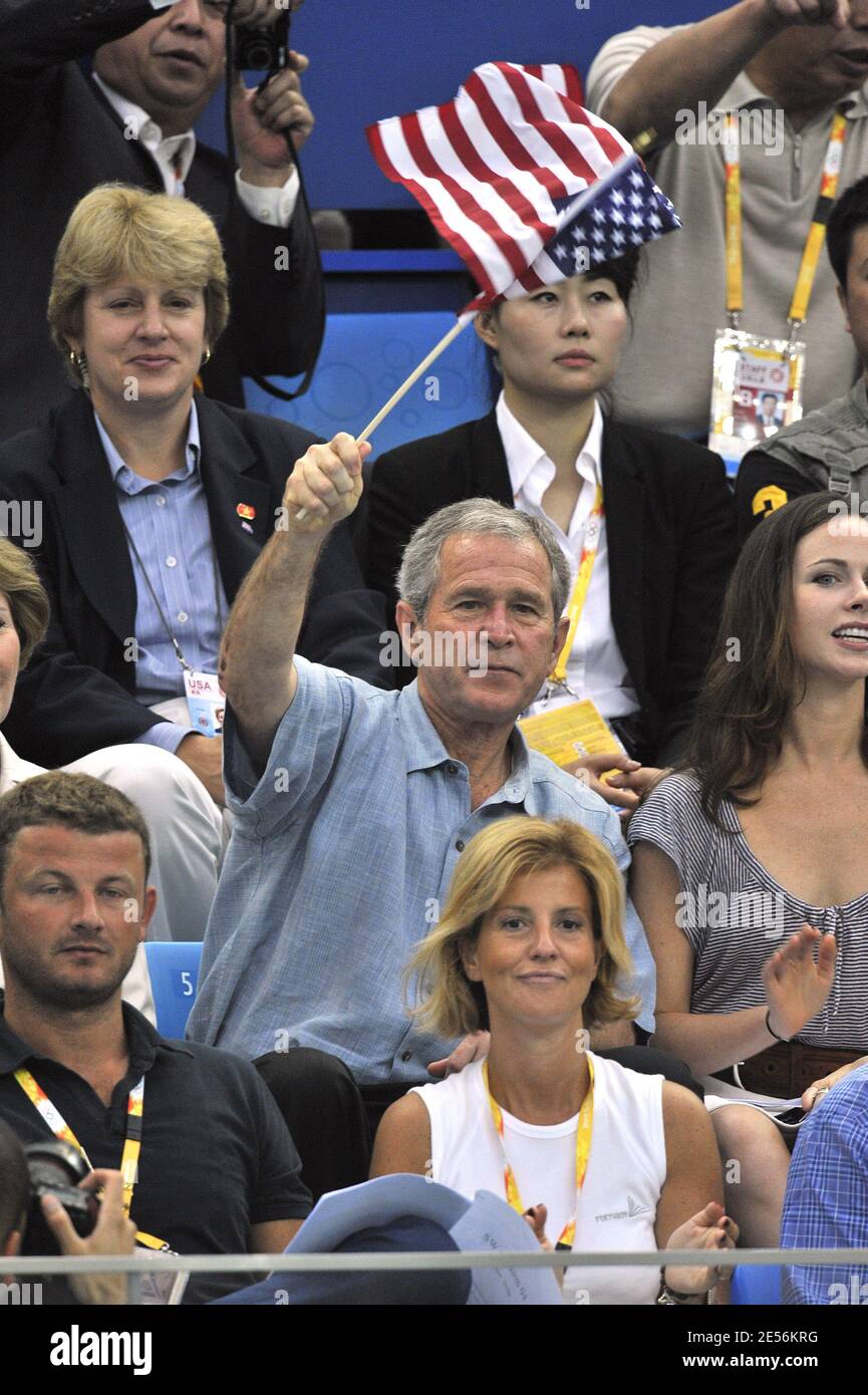 Us president george bush swimming hi-res stock photography and images ...