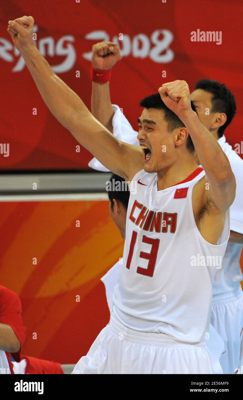 Yao ming game hi-res stock photography and images - Alamy