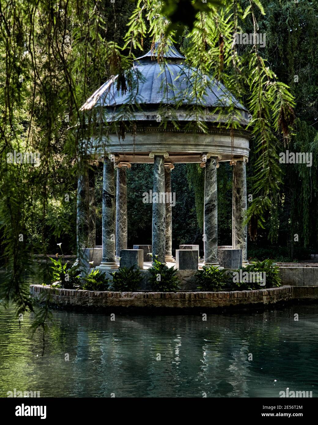 Temple by a lake hi-res stock photography and images - Alamy