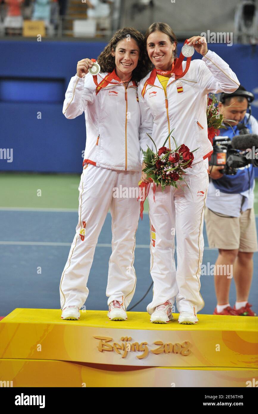 Spain's Virginia Ruano Pascual and Anabel Medina Garrigues pose with ...