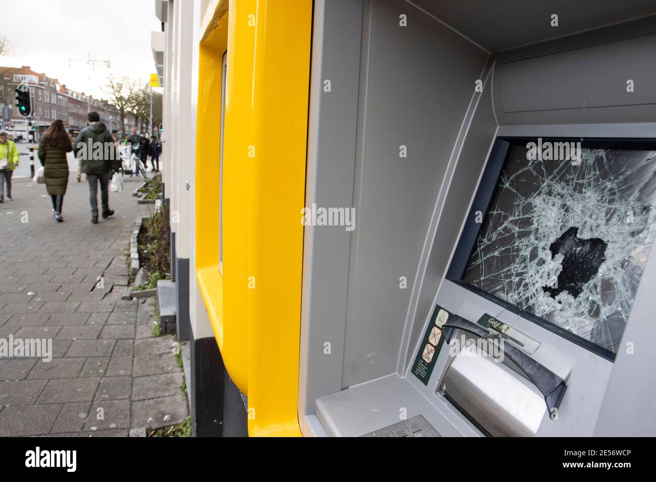 Broken atm hi-res stock photography and images - Alamy