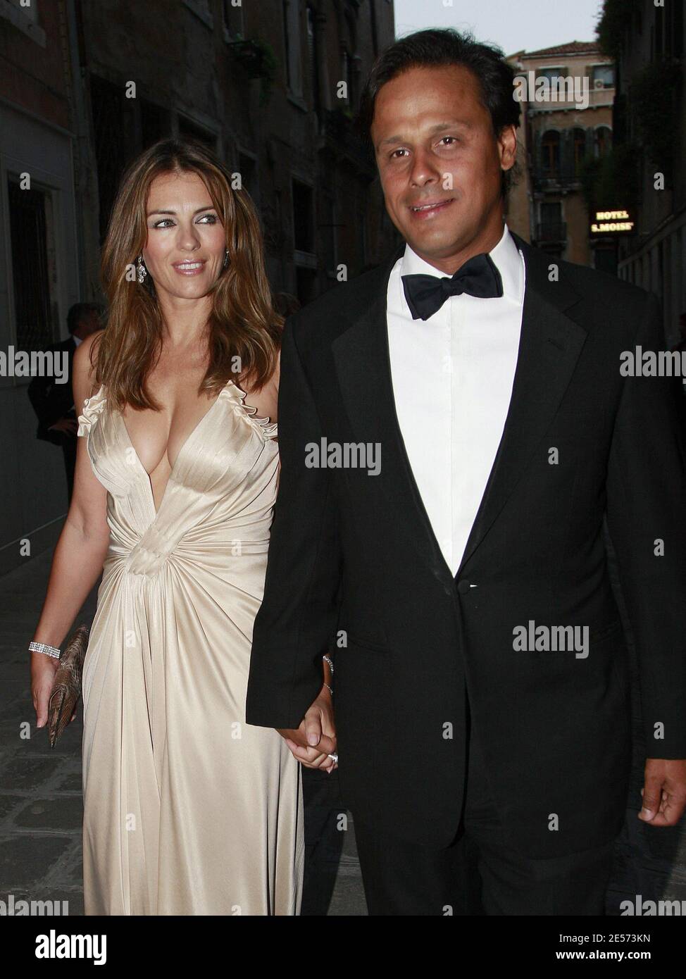 Elizabeth hurley valentino hi-res stock photography and images - Alamy