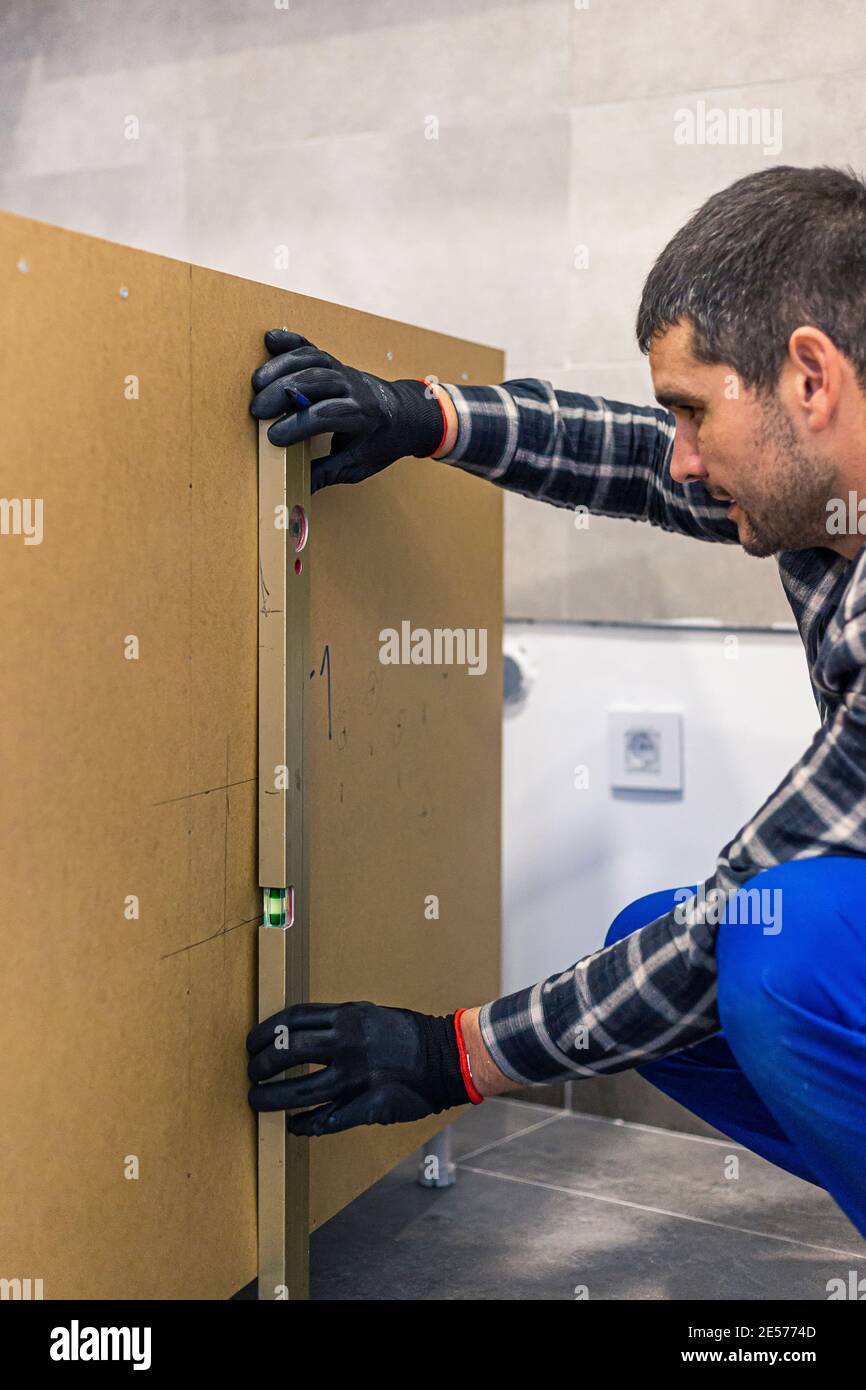 Carpenter spirit level measuring kitchen hi-res stock photography and ...