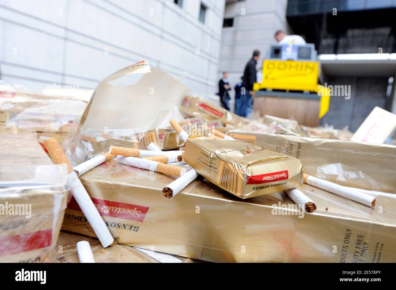 Cigarette Cartons High Resolution Stock Photography and Images - Alamy