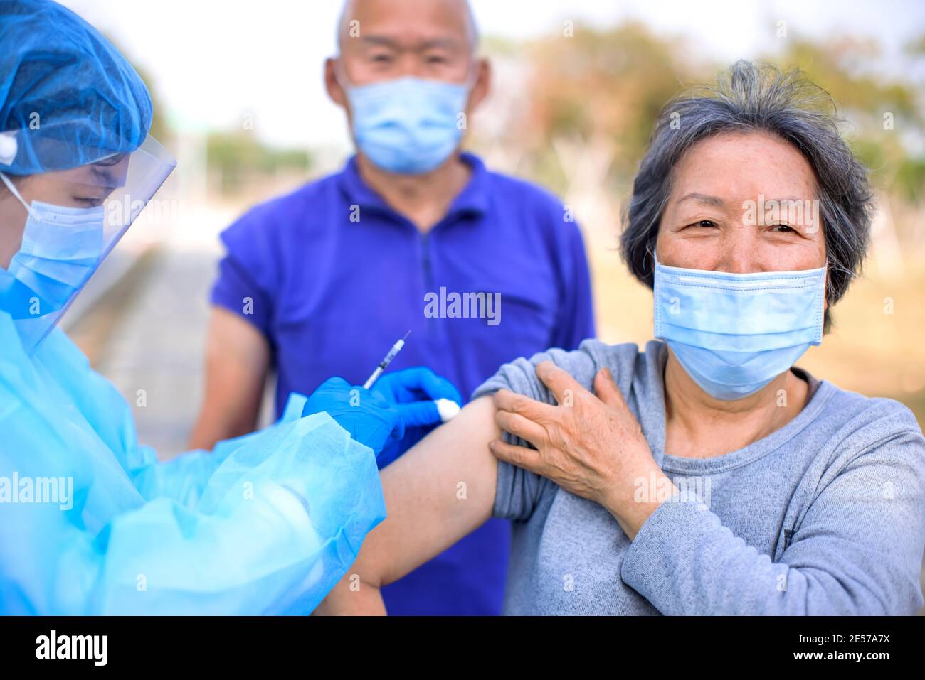 Doctor injection hi-res stock photography and images - Alamy