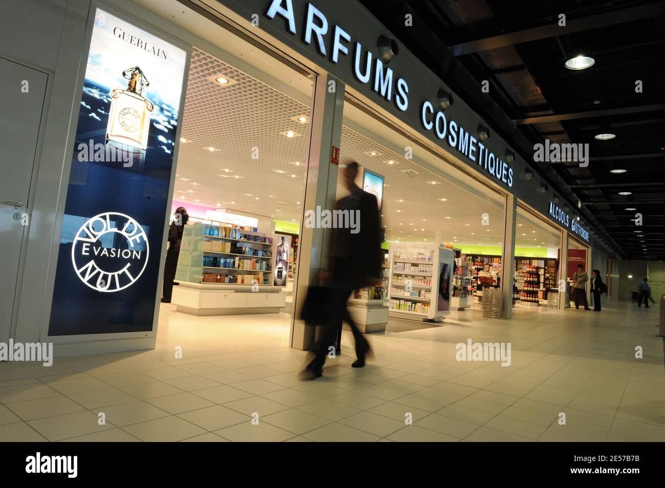 Terminal 2g at paris airport hi-res stock photography and images - Alamy