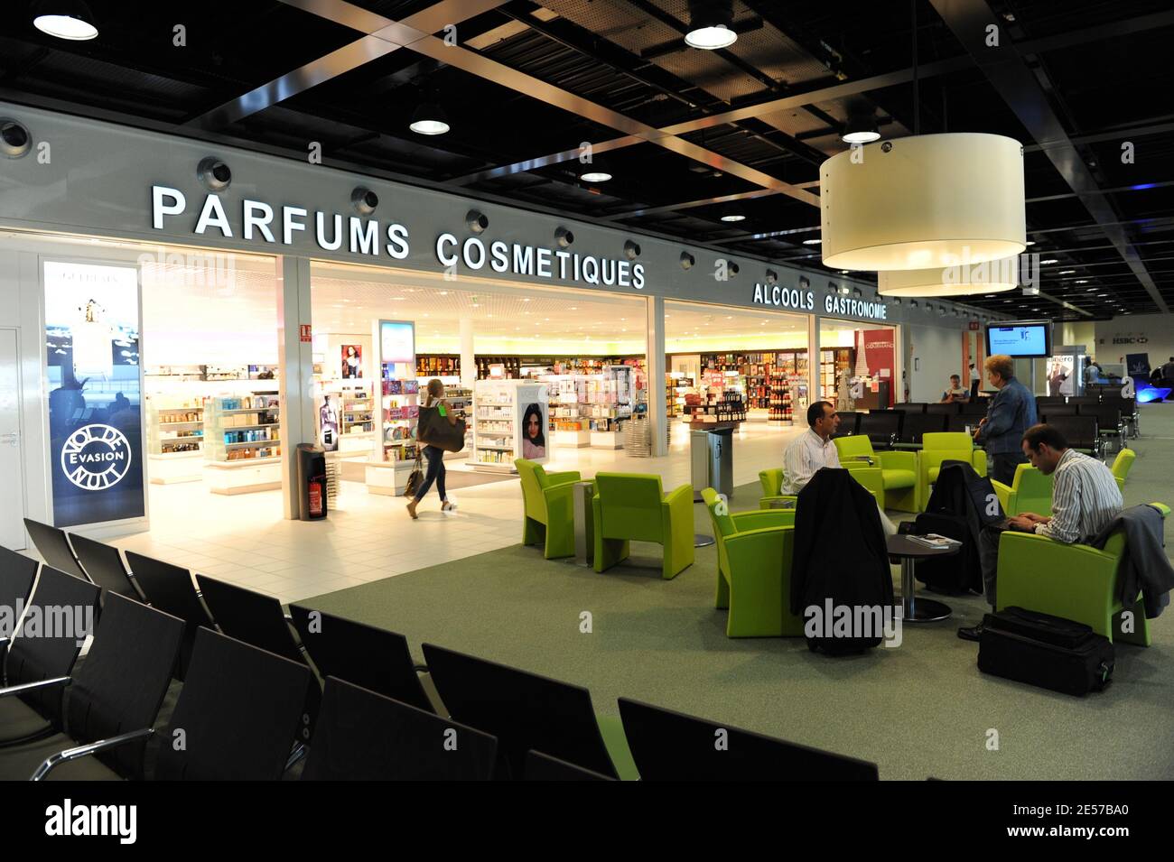 Terminal 2g at paris airport hi-res stock photography and images - Alamy