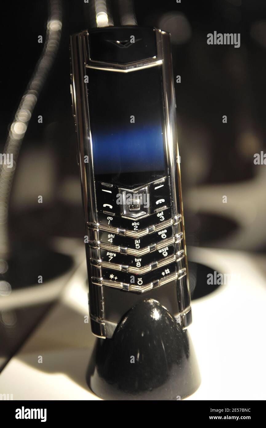 Vertu Signature in stainless steel 9500 „ in Yellow Gold 26000 „ In ...