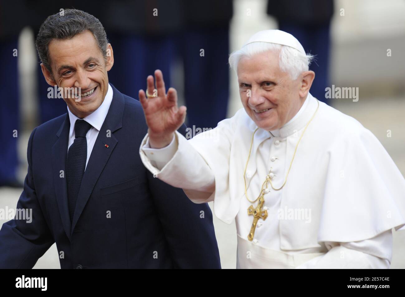 President Nicolas Sarkozy welcomes Pope Benedict XVI at the Elysee ...
