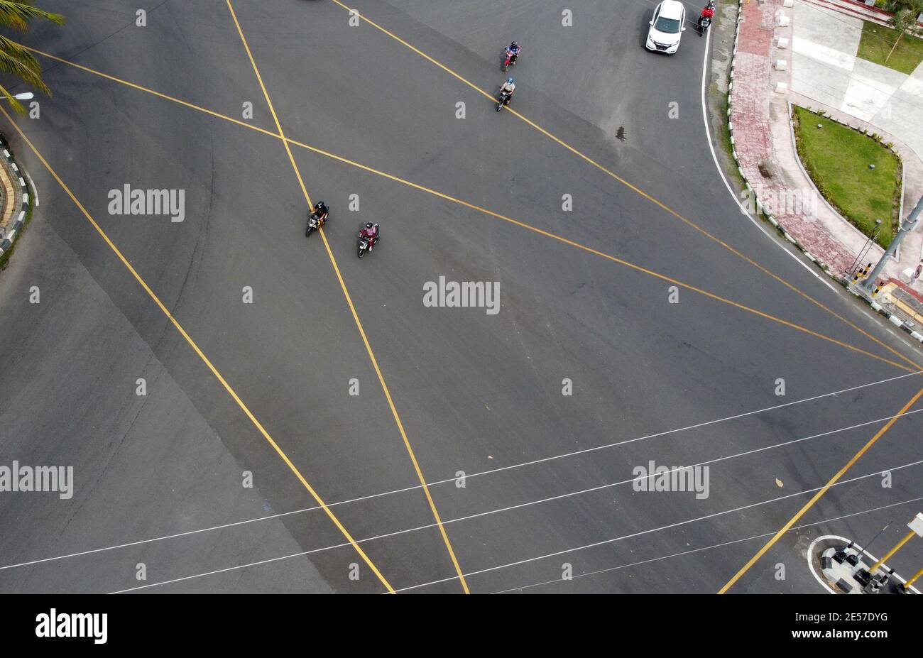 Pedestrian traffic lights footage hi-res stock photography and images ...