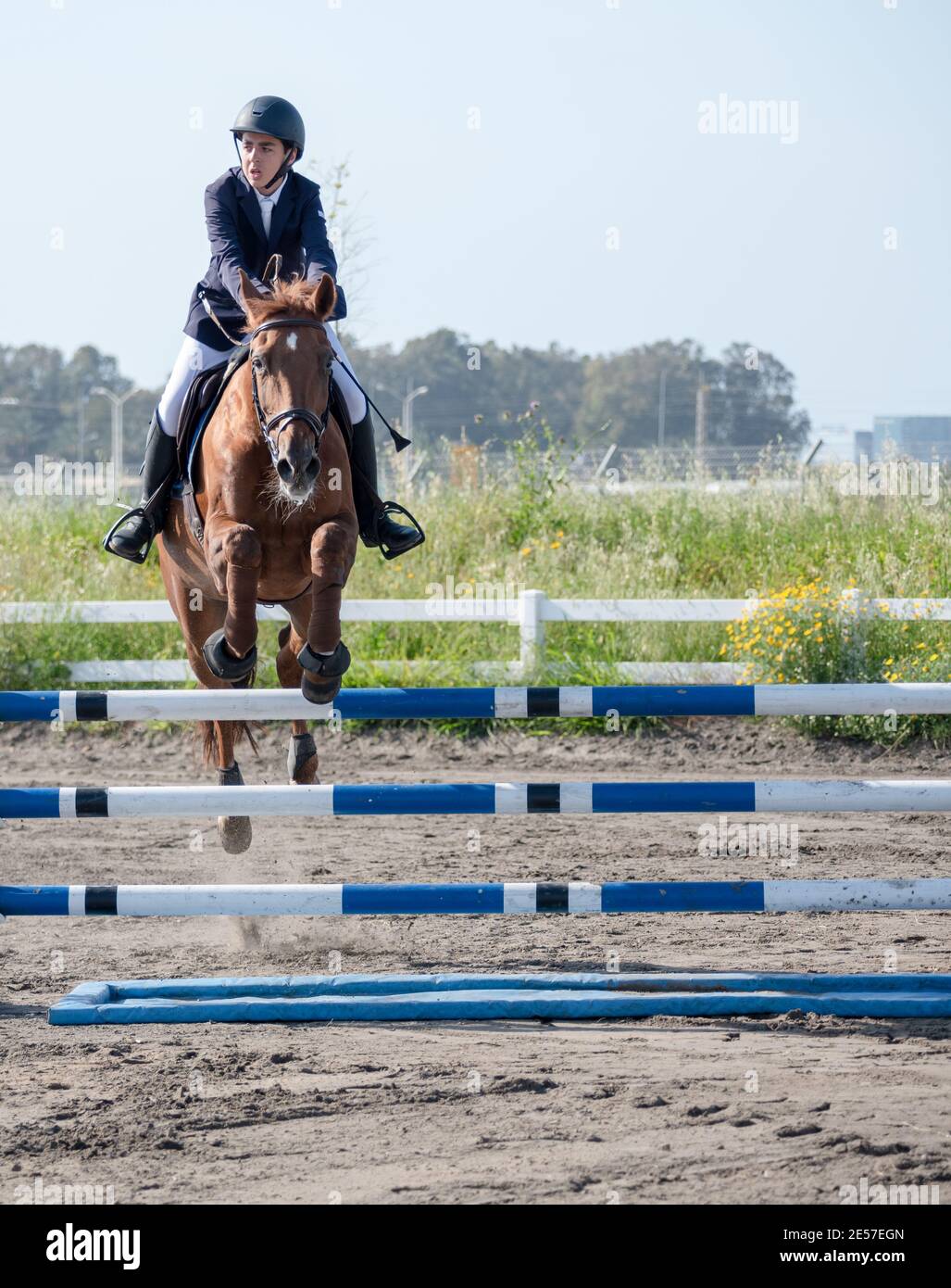 Children jumping competition hi-res stock photography and images - Alamy