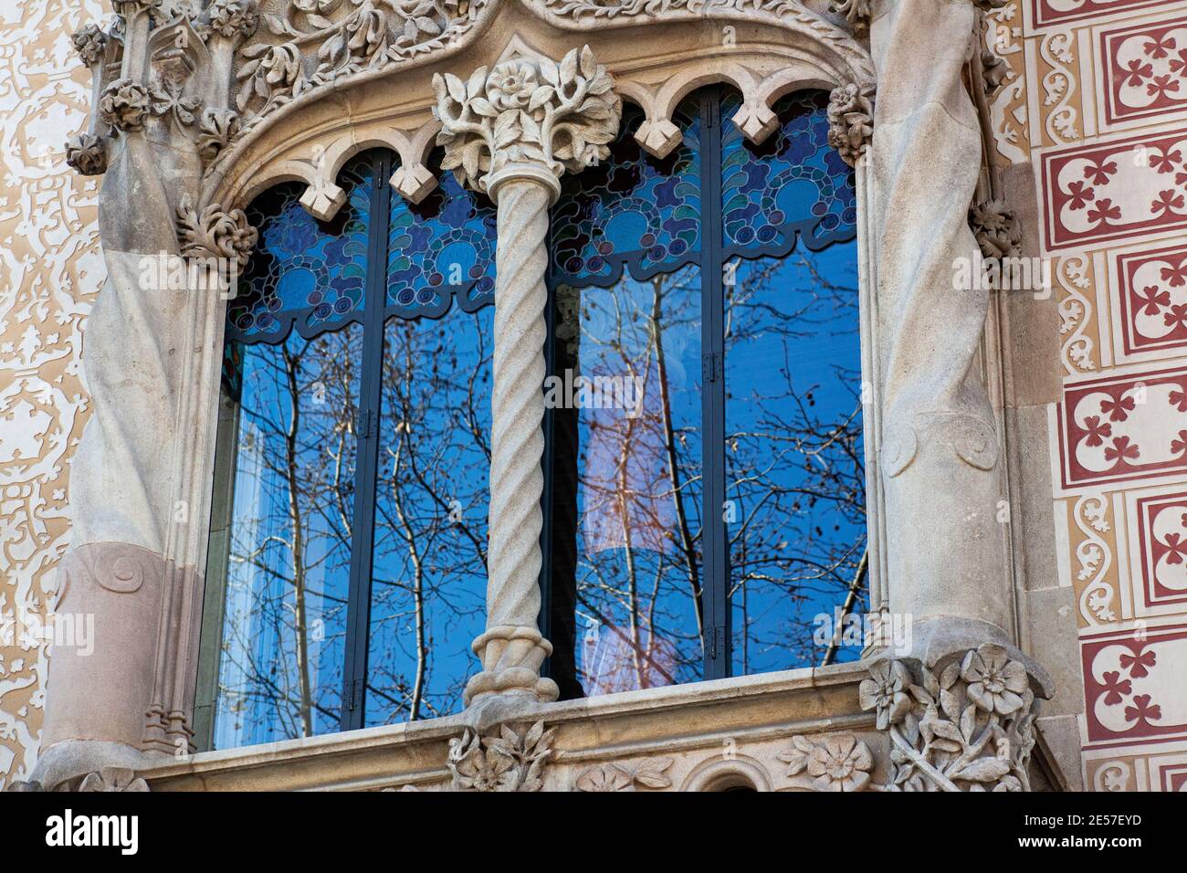 Ornate, baroque window on building frontage in central Barcelona Stock ...