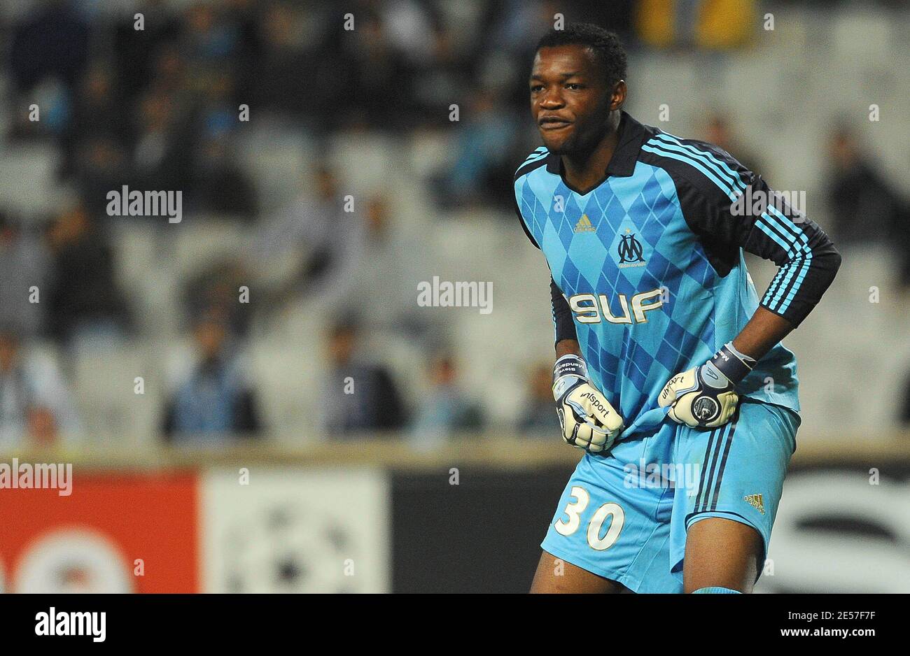Marseille goalkeeper steve mandanda hi-res stock photography and images ...