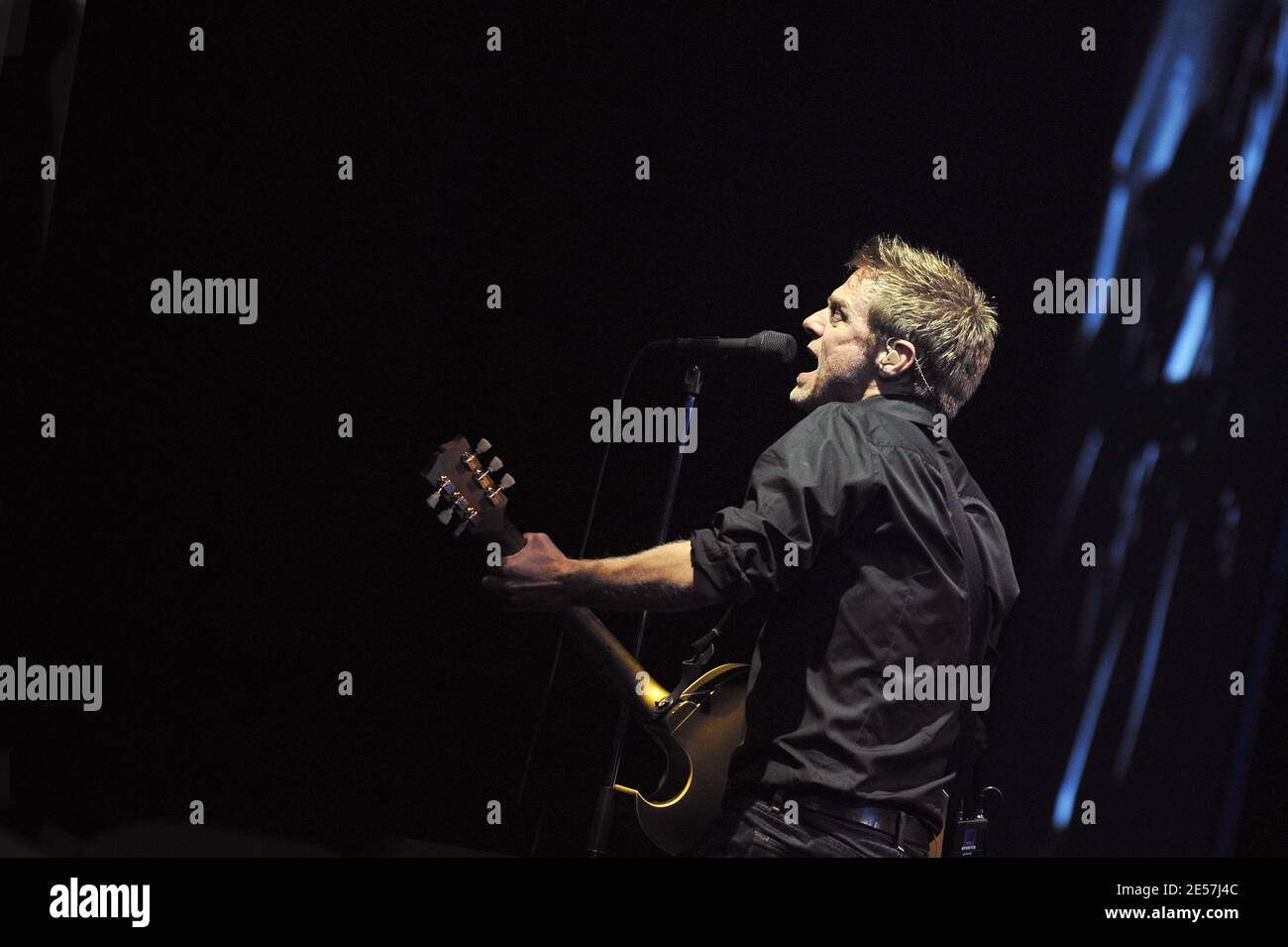 Bryan adams in concert hi-res stock photography and images - Alamy