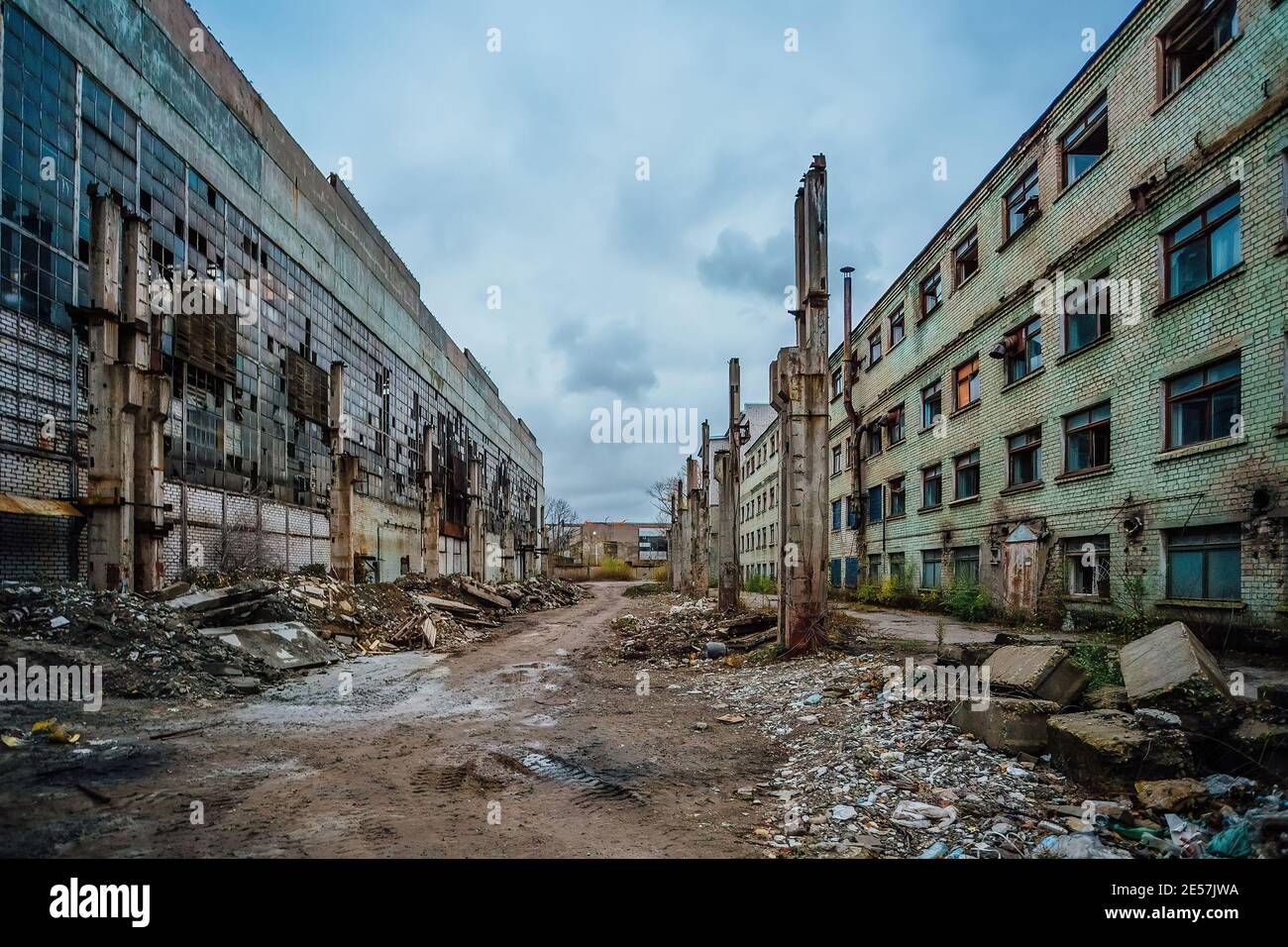 Broken buildings hi-res stock photography and images - Alamy
