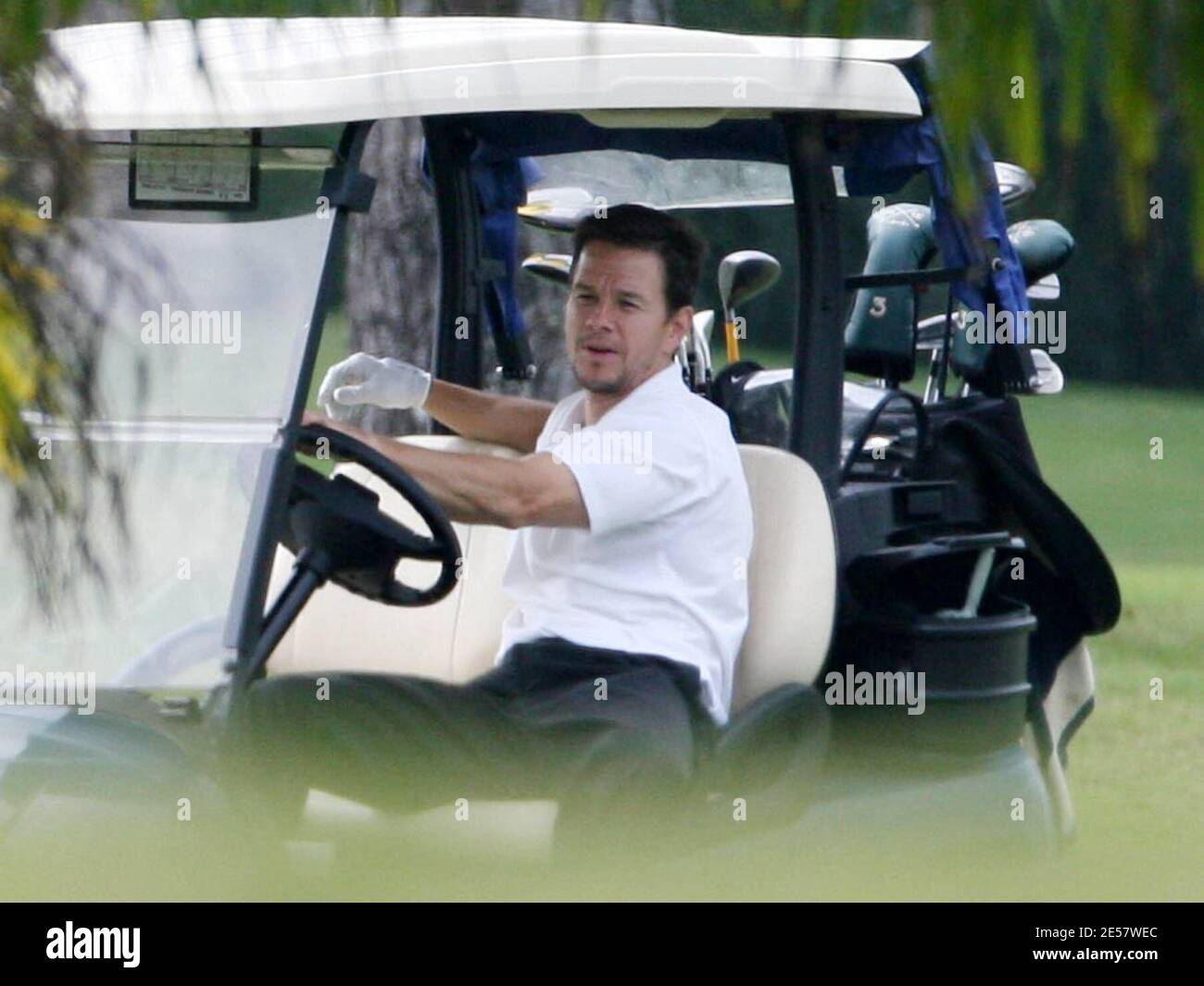 Exclusive!! Oceans Thirteen actor Mark Wahlberg gets away from the ...