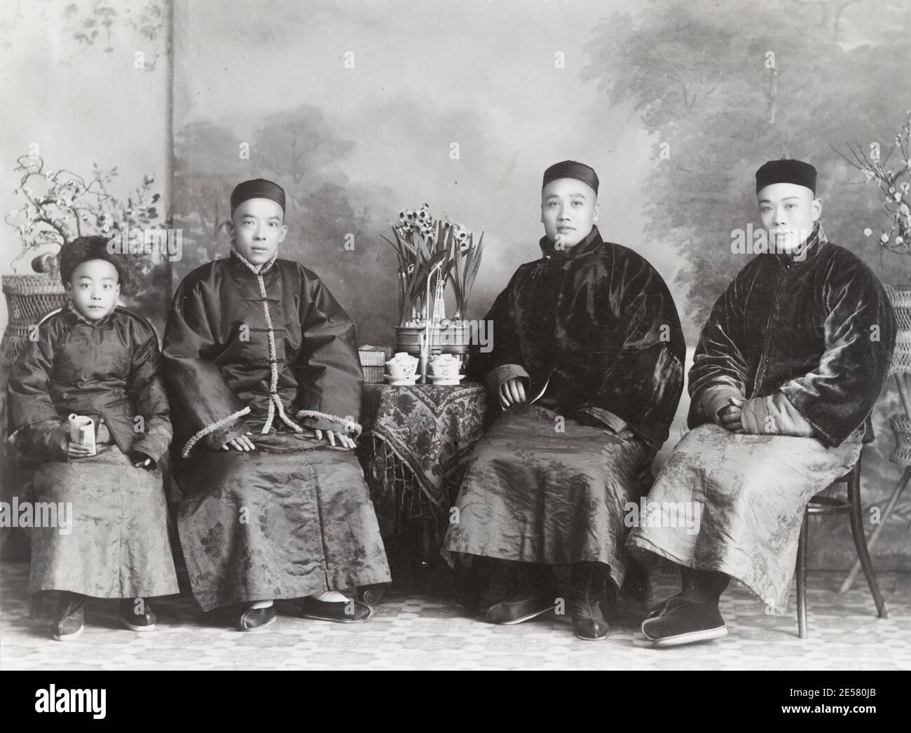 Traditional chinese man 19th century hi-res stock photography and ...