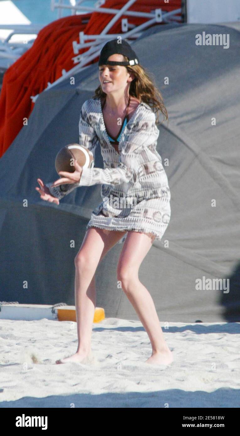 Dina, Ali & Dakota Lohan enjoy a game of football with friends over ...