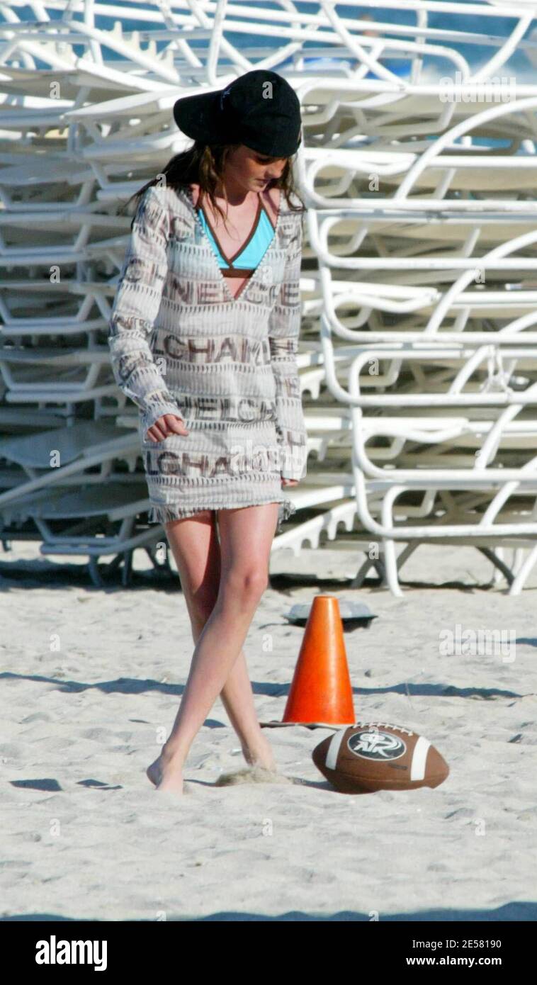 Dina, Ali & Dakota Lohan enjoy a game of football with friends over ...